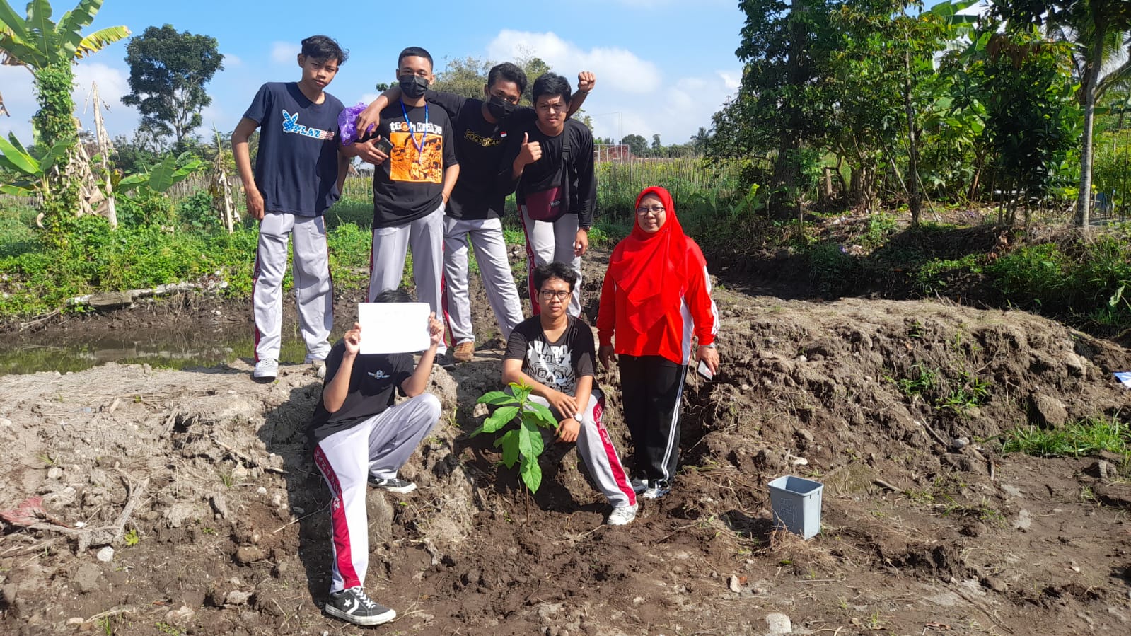 Hijaukan Bumi, MAN 4 Sleman Tanam Alpukat – MAN 4 Sleman